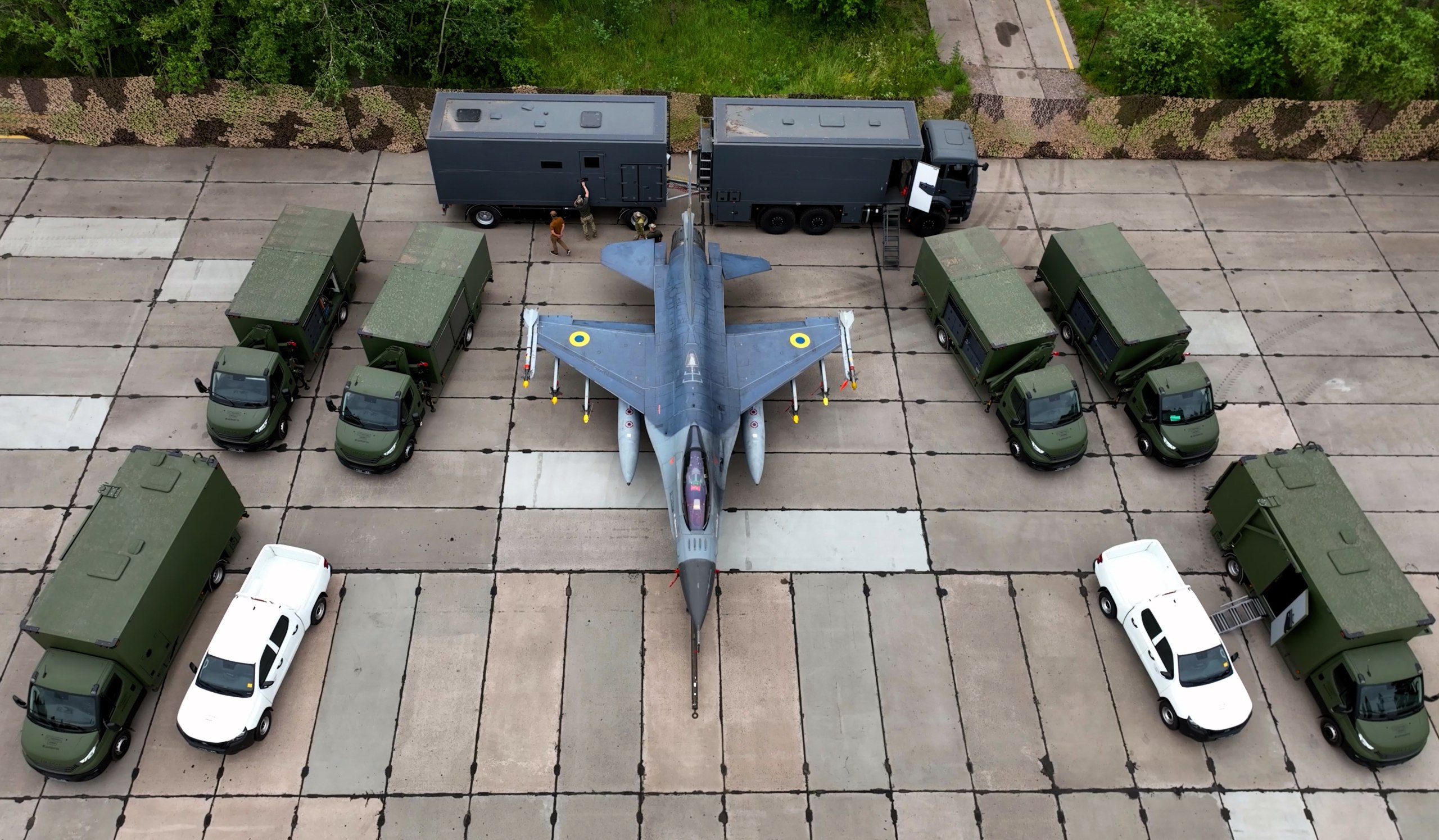Україна отримала мобільні комплекси для обслуговування винищувачів F-16 | TrueUA
