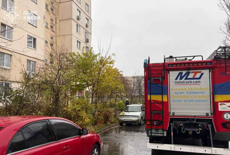 Потужна пожежа на Оболоні: квартира вигоріла вщент — фото з місця події | TrueUA