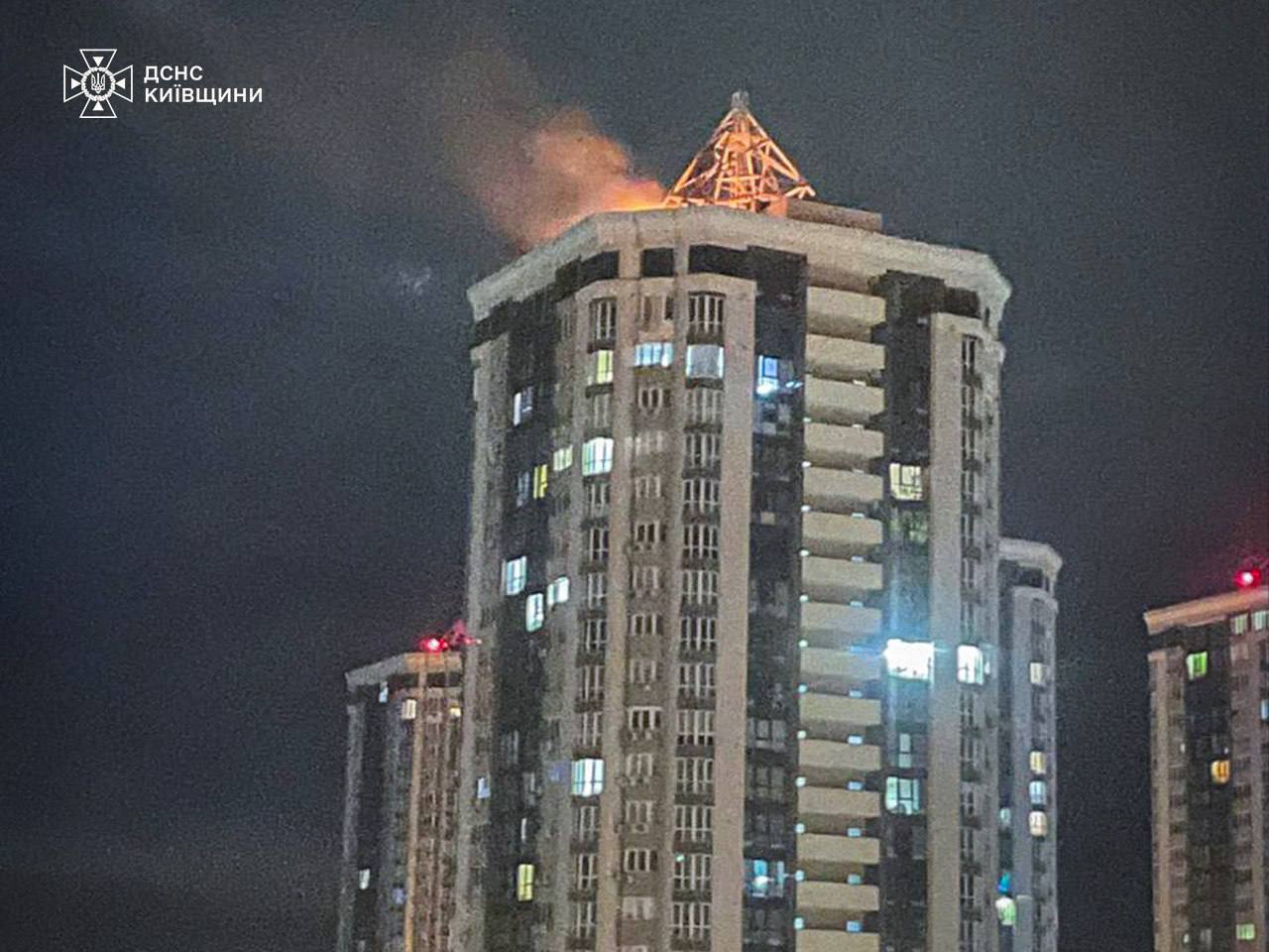 Падіння уламків шахеда на багатоповерхівку в Броварах у ДСНС показали наслідки Читайте на